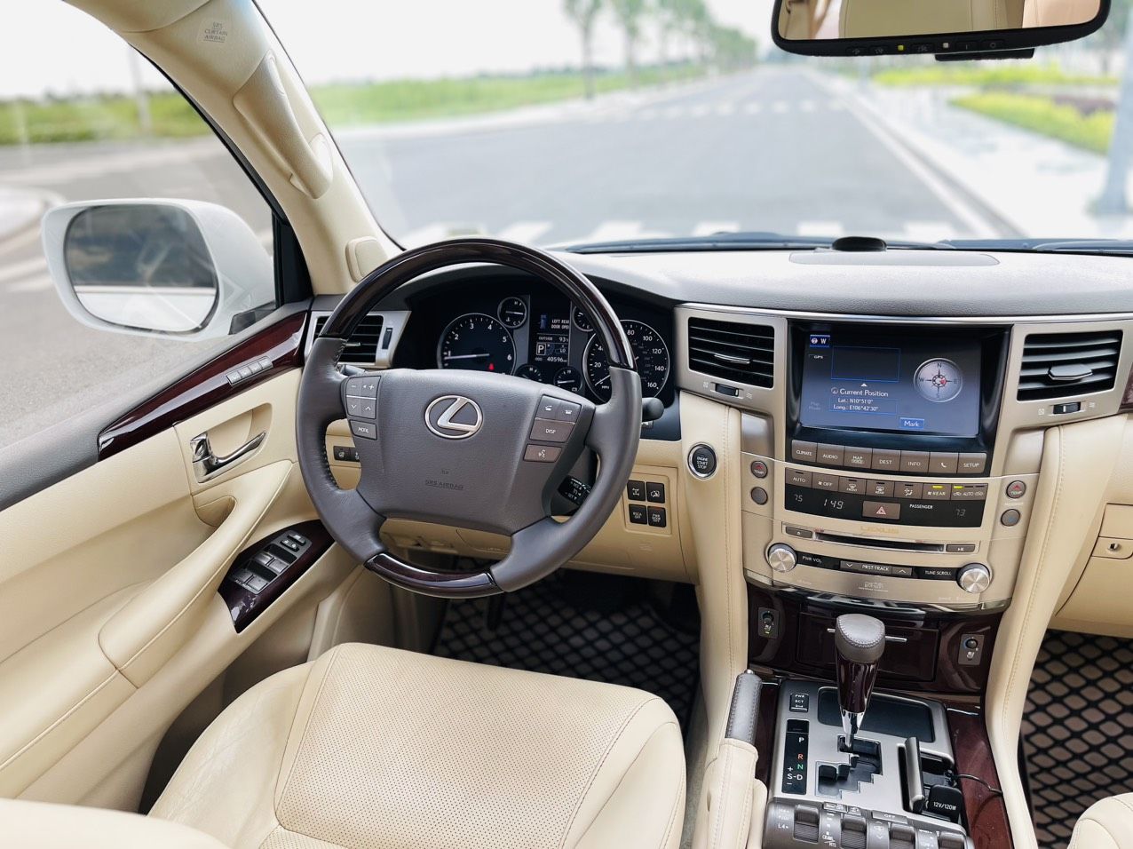 Lexus LX 570 2014 - Màu trắng, nội thất kem